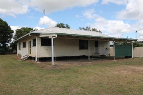 ATTRACTIVE WELL BUILT LOWSET 3 BEDROOM CHAMFERBOARD HOME OFFERING A ...