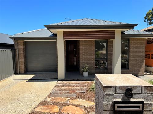 Bailey Property - Spacious Modern 3-4 Bedroom Home!