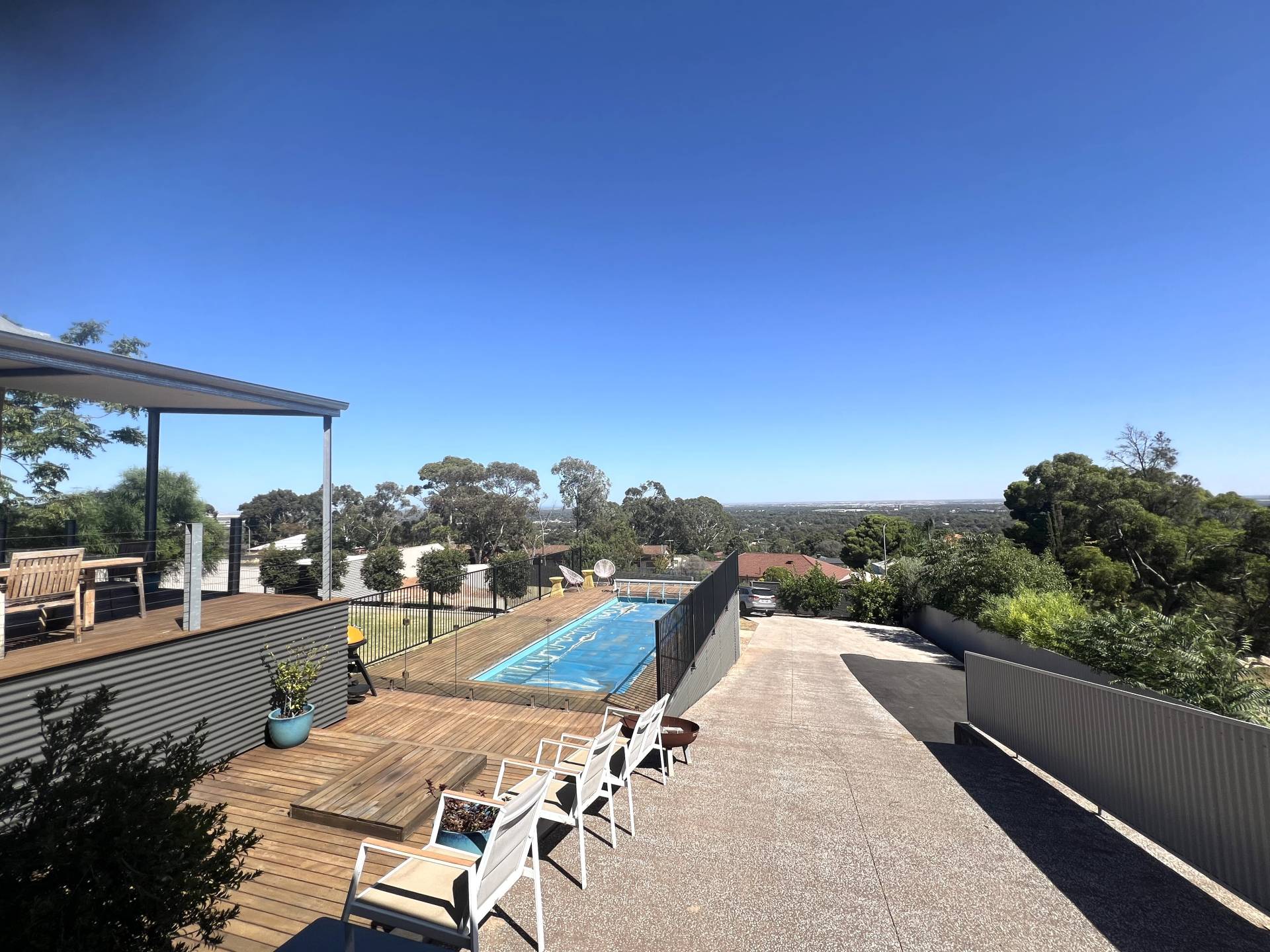 Bailey Property - Large Family Home With Swimming Pool!