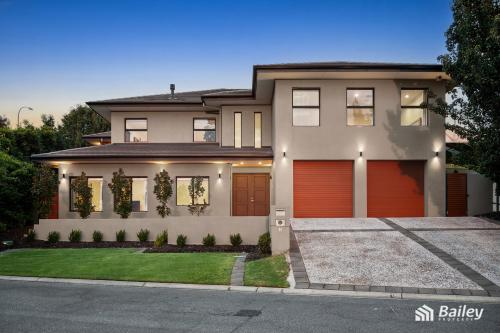 Bailey Property - Stylish Family Home with Panoramic Views