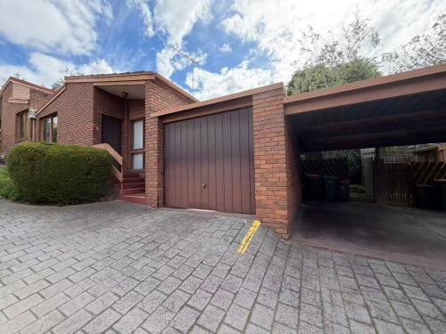 AN EASY STROLL TO MACEDON SQUARE SHOPS! - BigginScott