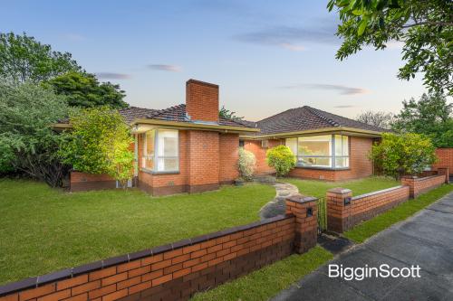 DUAL-STREET FRONTAGE IN A SOUGHT-AFTER NEIGHBOURHOOD - BigginScott