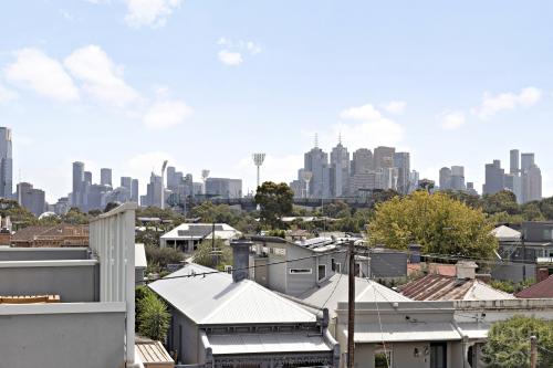 MCG & STUNNING, UNOBSTRUCTED CITY VIEWS - BigginScott