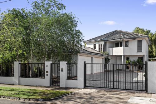 Palatial "Grollo Built" Family Haven with Separate Guest House ...