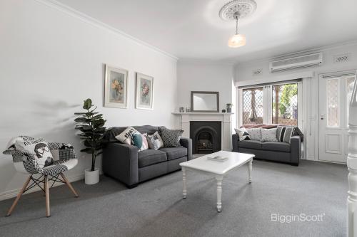 TIMELESS STYLE WITH CITY & MCG VIEWS - BigginScott