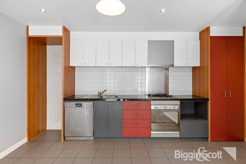 THREE-STOREY TOWNHOUSE IN A GREAT LOCATION! - BigginScott