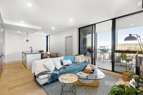 STUNNING 2 BEDROOM APARTMENT IN SOUGHT AFTER DUX DEVELOPMENT ...