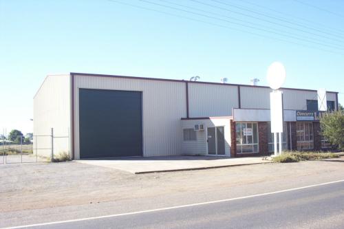 Highway Frontage, Eastern Entry to Cloncurry - City and Country
