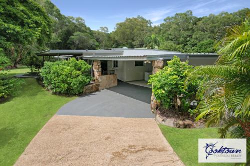 Immaculate 5 bd on town edge, just under 2 acres, machinery shed and ...