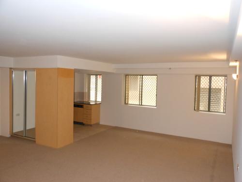 Cousins and Co Real Estate - Inner-City Studio Apartment – Prize Location