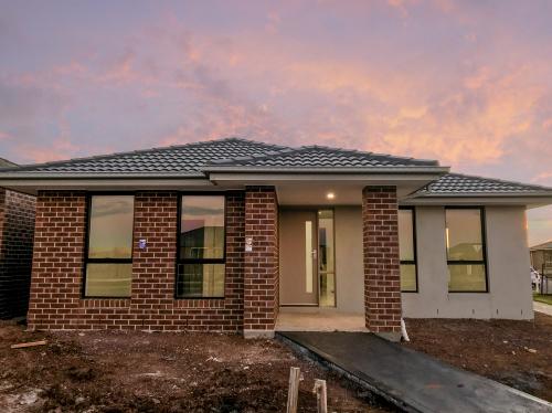 Cooper Real Estate - BRAND NEW LARGE FAMILY HOME IN CORNERSTONE ESTATE