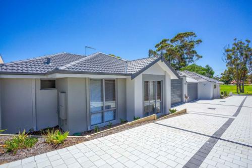 David Thorn & Associates - Prime Location - Opposite a Park