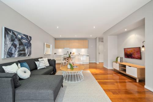 Greencliff - SUN FILLED ONE BEDROOM APARTMENT WITH CAR SPACE