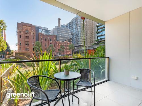 Greencliff - Sleek Urban Oasis with Private Entry & Park Views