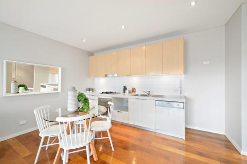 Greencliff - Contemporary City-Fringe Apartment SOLD by Eugene Ganke ...