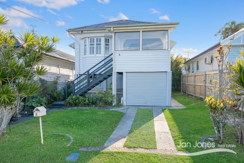 Jan Jones Real Estate - COASTAL RENOVATOR IN REDCLIFFE - WATER GLIMPSES