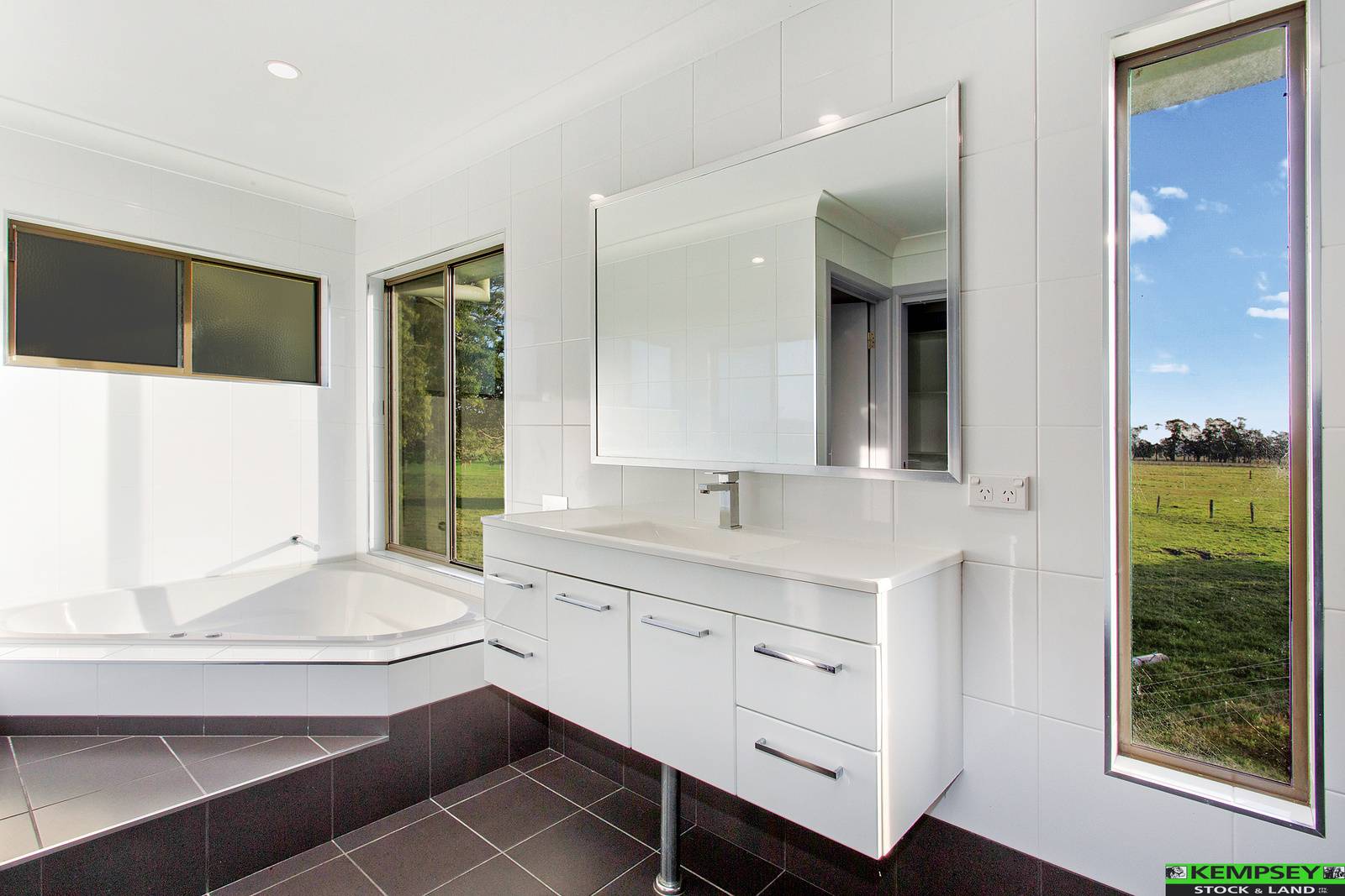 Kempsey Stock & Land - Boat to the Ocean