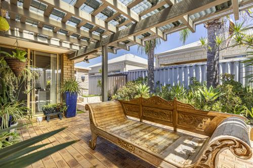 KPR Perth - Sunny Courtyard Retreat!