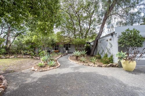 Sought-After Area with Tree-Lined Street & Parklands - Lavis Real Estate
