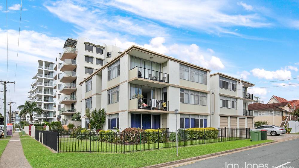 WATERFRONT LIVING - REDCLIFFE ! - Leisa Lowe