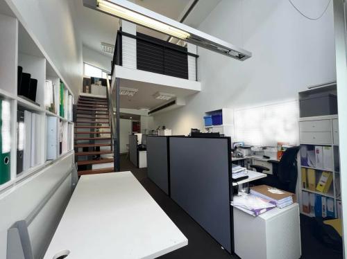 Metro Commercial - CREATIVE MEZZANINE OFFICE