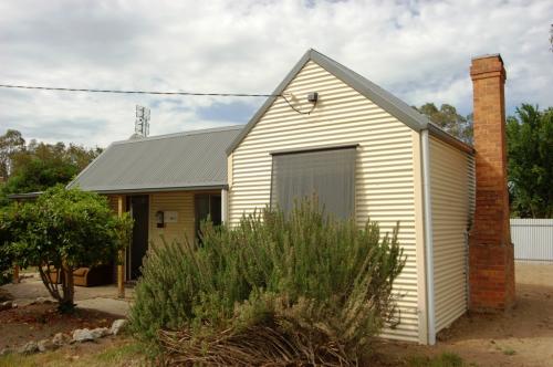 Monaghans Real Estate - Corrie Cottage - Great Western