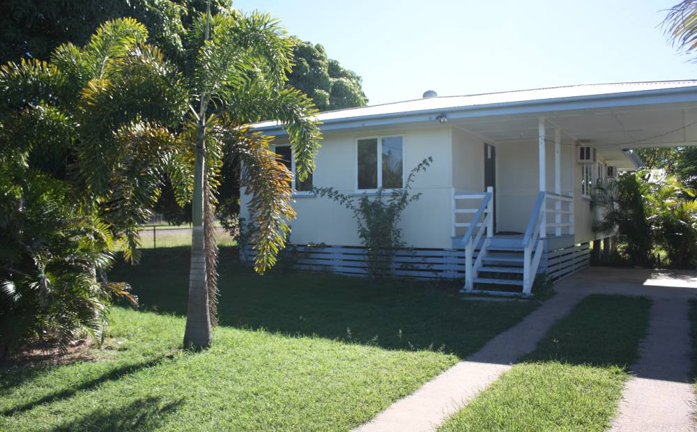 Close to Pool - Moura