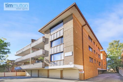 Tim Mutton Estate Agents - Freshly Painted Located on Second Floor