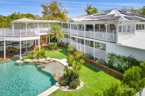 Margaritaville: Gracious Queenslander with Tropical Oasis Twist - Tom ...