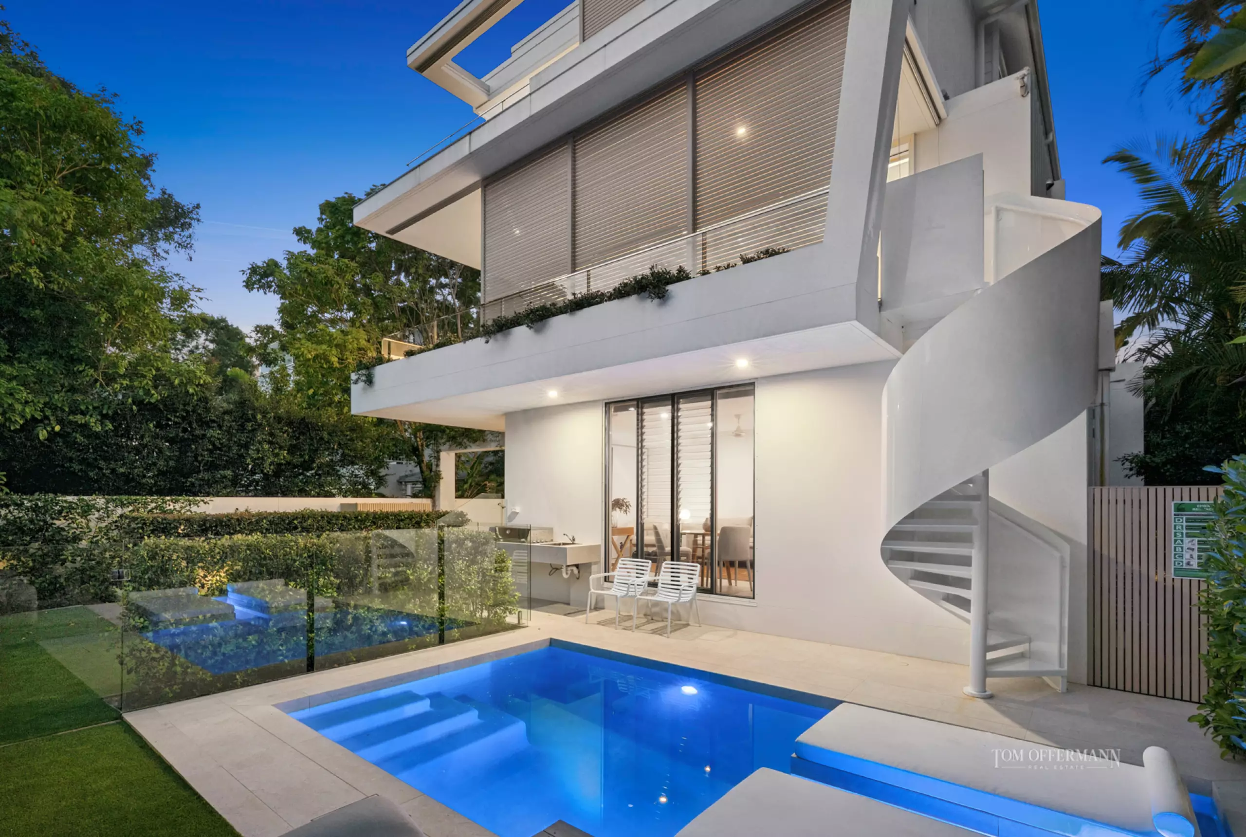 Redefining Evocative Glamour Mere Footsteps to Foreshore - Tom ...