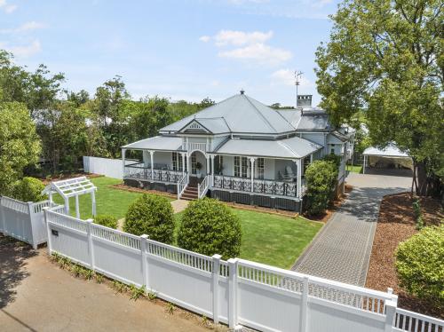 Historical ‘Gracemere’ – Fully Renovated + Pool and the Position ...