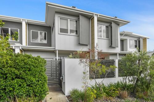 Rowling & Co Property - 3 bedroom beauty in lakeside complex