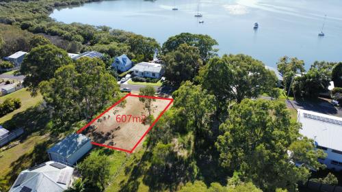 Russell Island Real Estate - GREAT BUILDING BLOCK with WATER VIEWS.
