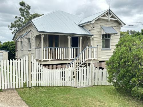 AMAZING COLONIAL STYLE HOME IN IPSWICH ! - Shield Management