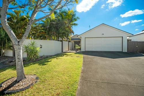 Family Comes First on this 713m2 Fully Fenced Block with a Pool - Real ...