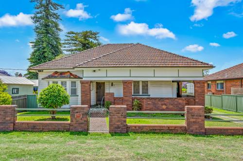 CENTRAL LOCATION - Steve Bates Real Estate