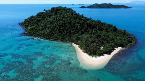 TOTALLY PRIVATE FREEHOLD ISLAND