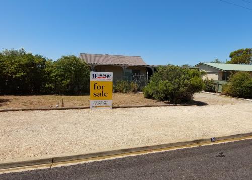 ENTRY-LEVEL WEEKENDER - Wardle Co Real Estate