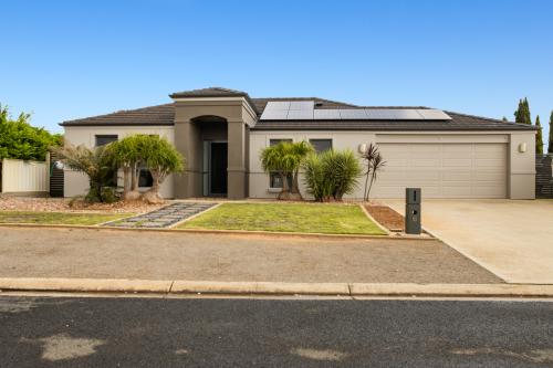 SUMMER READY, FAMILY APPROVED - Wardle Co Real Estate