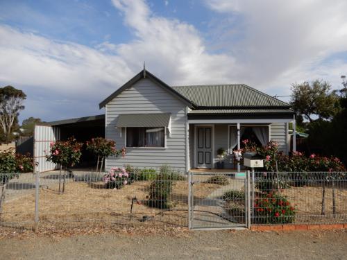 Character Rose Garden Cottage - Wardle Co Real Estate