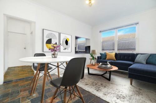 ORIGINAL BONDI APARTMENT WITH CLASSIC ART DECO DETAIL - Wiesner Property
