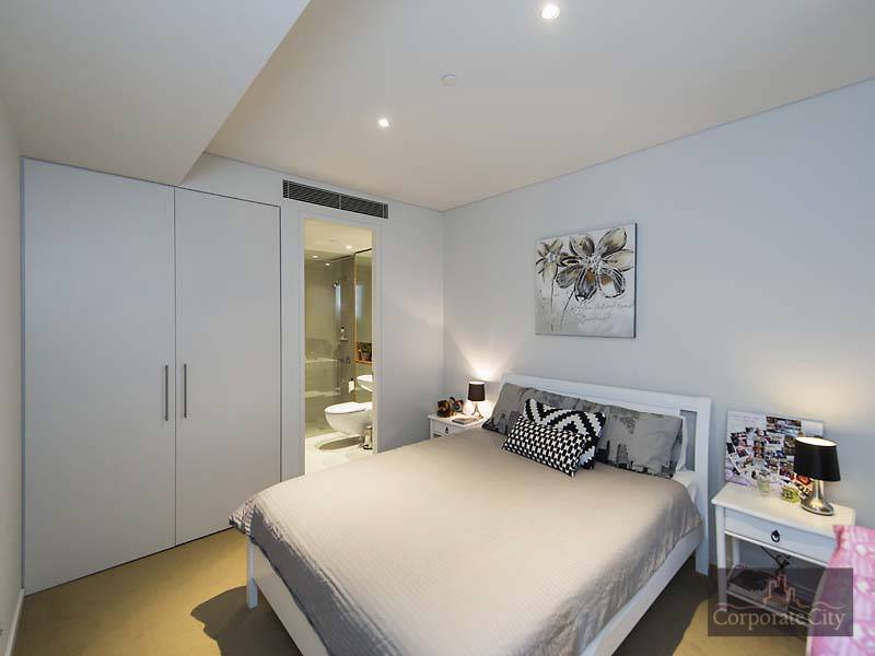 Queen Riverside Apartment